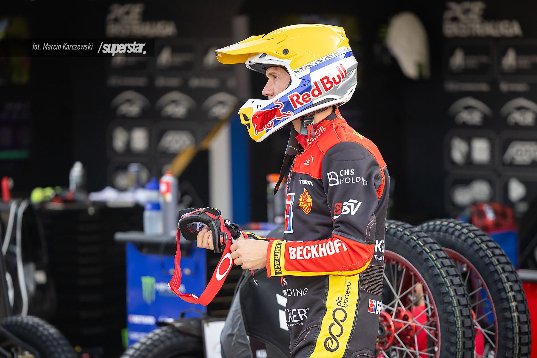 Bolid Red Bull Racing kontra motocykl żużlowy na torze we Wrocławiu ...